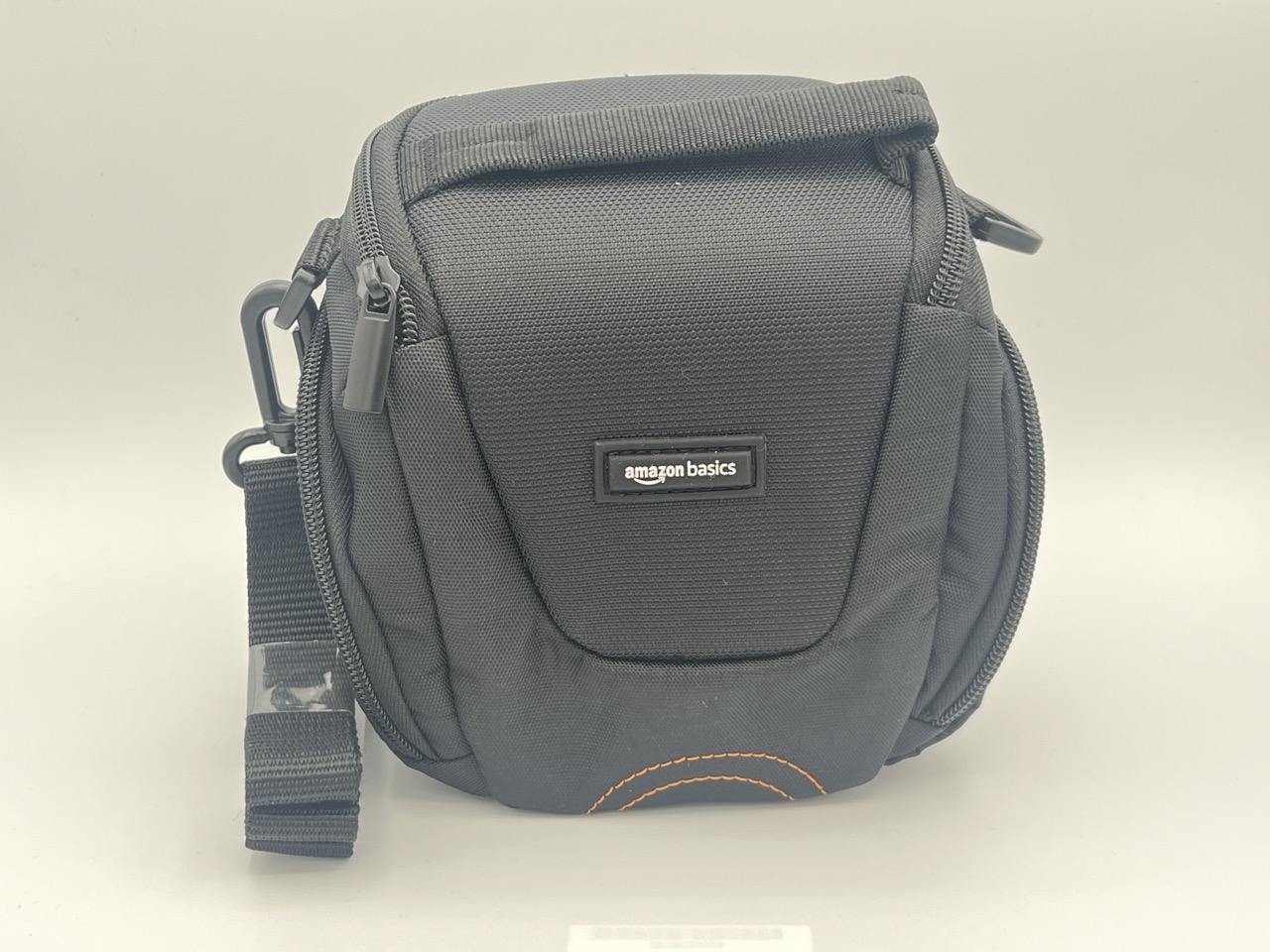 AmazonBasics Compact Camera Case - the CUrb