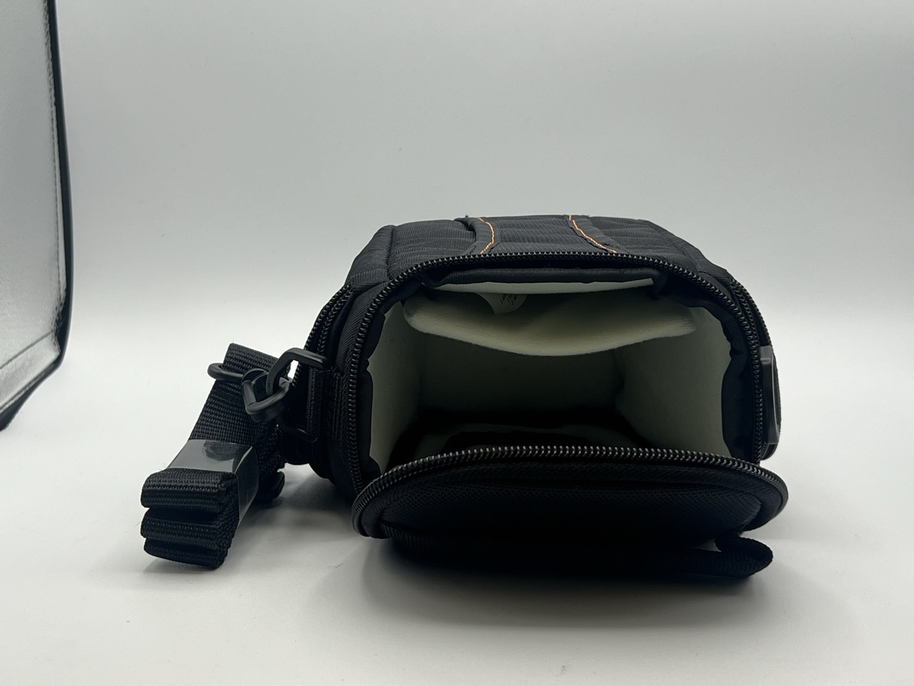 AmazonBasics Compact Camera Case - the CUrb