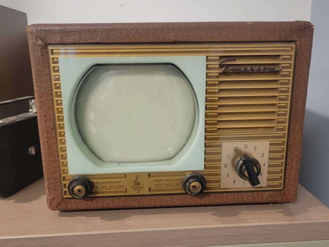 Emerson Model 600 Series Radio | School of Journalism and Communication