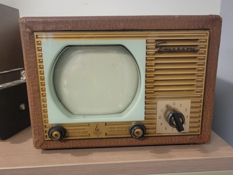 Emerson Model 600 Series Radio | School of Journalism and Communication