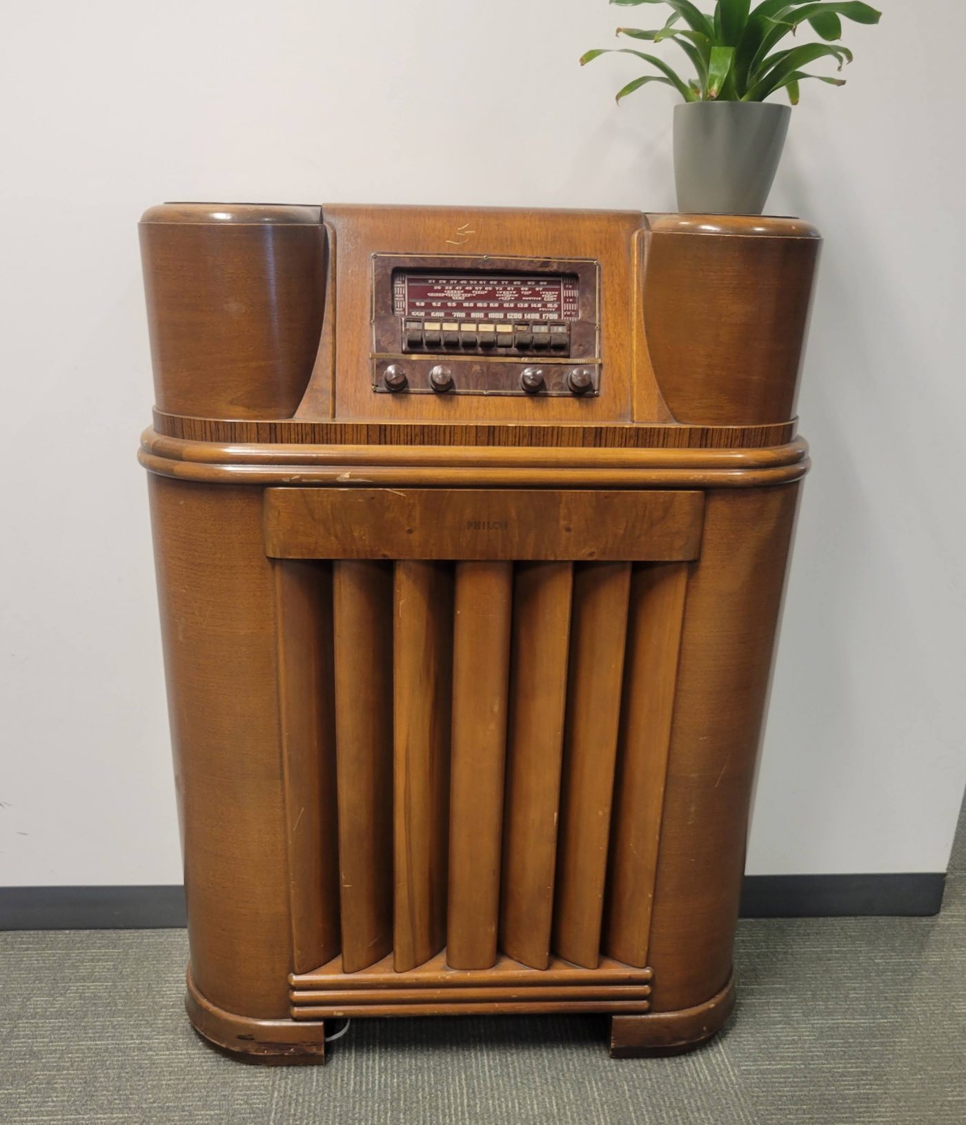 Philco Model No. 42-390 Radio | School of Journalism and Communication